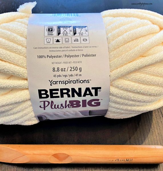 DIY Christmas Tree Collar with Free Crochet Pattern and Video - Pretty ...